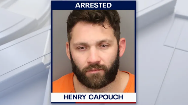 CPD警察向酒吧制冰机里小便，打人拒捕，被控两罪 | 八阕