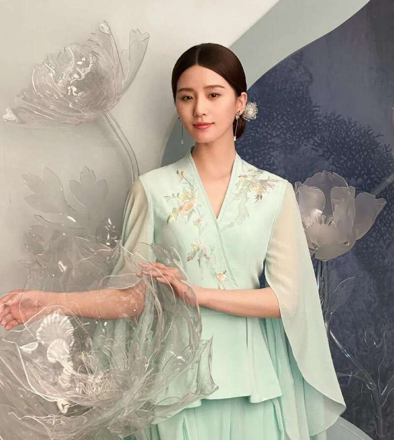 赵露思穿上廉价中国风礼服，俗成了18线网红 | 八阕